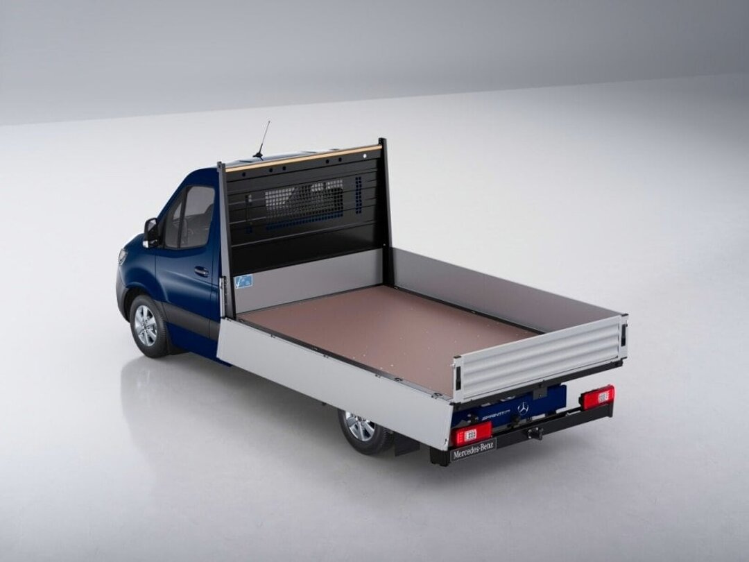 De Mercedes-Benz Sprinter Chassiscabine met open laadbak | AGAM