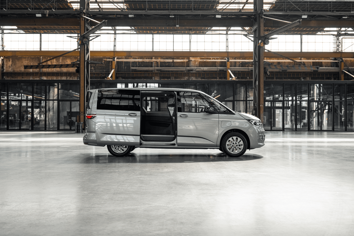 Volkswagen Multivan eHybrid met Cargo Pakket.